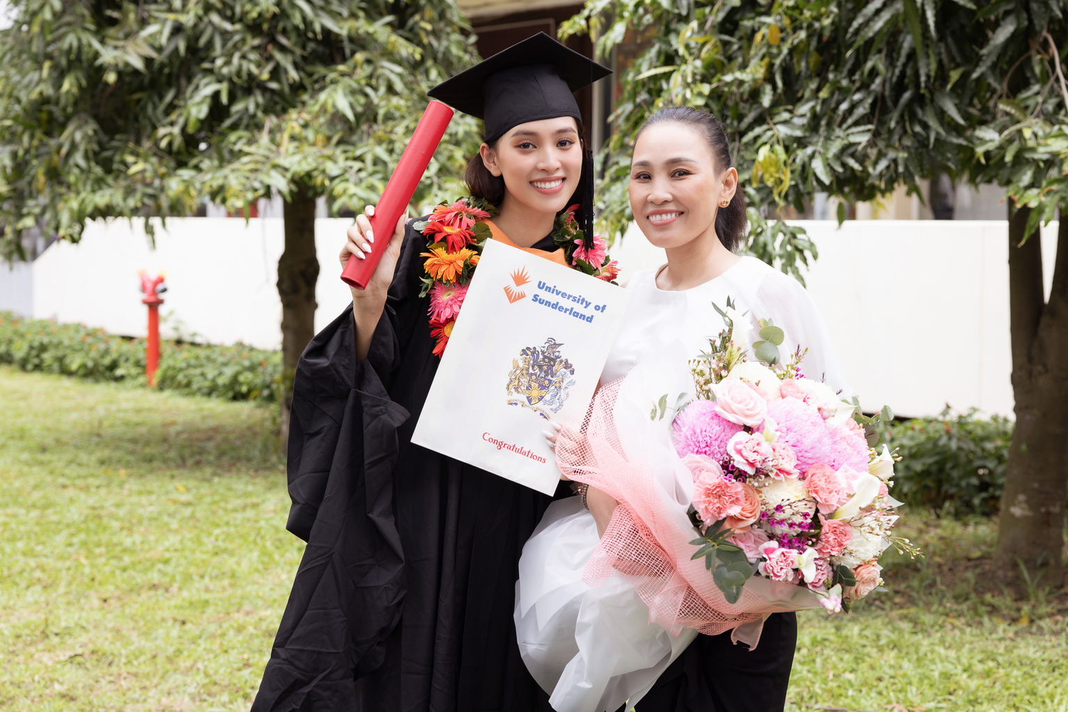 Hoa Hậu Tiểu Vy Xinh đẹp Rạng Rỡ Trong Buổi Lễ Tốt Nghiệp Đại Học Lavyon
